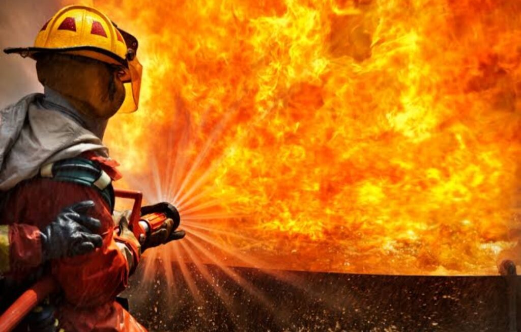 Toko Perlengkapan Haji dan Umrah di Jombang Ludes Terbakar, Api ...